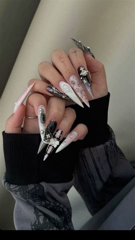 Крейзи маникюр острые ногти фигурки на ногтях длинные ногти дизайн ногтей черные ногти In 2024
