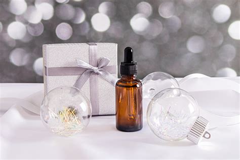 풍선과 선물 상자를 가진 축제 새해 배열에 있는 자연적인 자기 배려 제품을 가진 화장용 점적기 병 앞 모습 선물에 대한 스톡