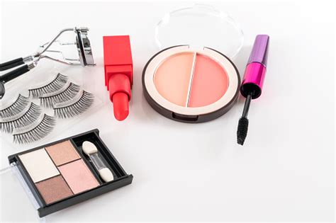 뷰티 개념 아이 섀도 팔레트 소형 홍당무 립스틱 흰색 바탕에 속눈썹 경기자와 거짓 속눈썹 메이크업 화장품 제품 가짜 속눈썹에