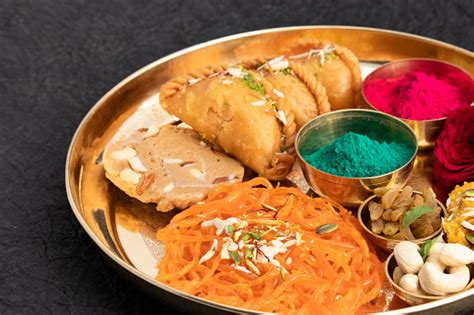 해피 홀리 축하 축제 데시 기 건성 과일 피스타 바담 케사르와 화려한 굴랄 비어 또는 황동 접시에 아비르에서 만든 맛있는 잘레비 게와르 파타이나 구지야 미타이 가루로 빻은에