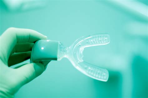 교정 되는가 괄호 및 Aligners 치과 브래킷 Aligner 가속기 진동기 건강관리와 의술에 대한 스톡 사진 및 기타 이미지 건강관리와 의술 구별하기 힘든 모던