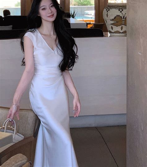 브이루아 퀄쌉 샤크라 새틴 브이넥 민소매 나시 롱원피스 드레스 하이웨이스트 여름원피스 슬림핏 브라이덜샤워 스몰웨딩 셀프웨딩 스냅 스튜디오 촬영 하객룩