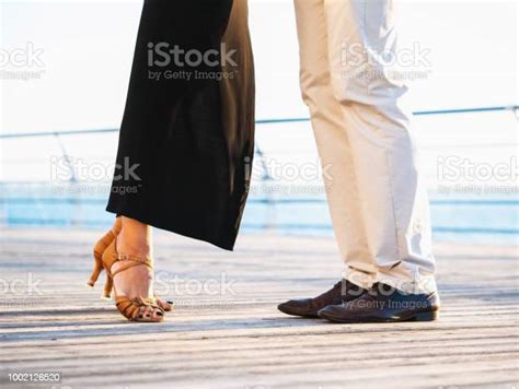 매력적인 젊은 커플 댄스 라틴 Bachata 바다 또는 바다 근처 햇빛 배경입니다 여름 시간 낭만적인 장면입니다 전문 댄서의 다리 2명에 대한 스톡 사진 및 기타 이미지