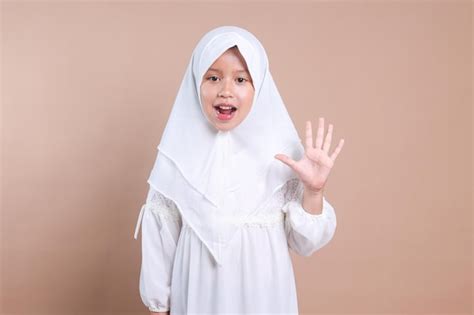 Fröhliches Junges Muslimisches Mädchen Mit Hijab Das Mit Der Hand