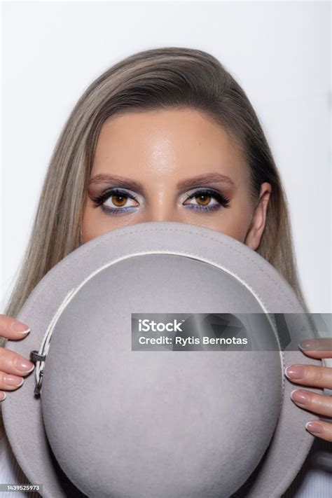 복고풍 모자를 쓴 입을 숨기는 파란색 아이섀도 화장을 한 아름다운 여성의 스튜디오 초상화 개인 장식품에 대한 스톡 사진 및 기타 이미지 개인 장식품 고전 양식 고풍