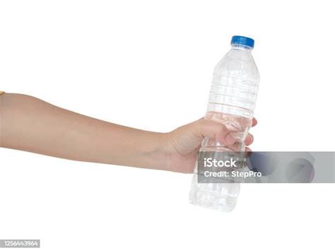 흰으로 고립된 물 병을 들고 있는 손으로 자르기 클리핑 경로 물병에 대한 스톡 사진 및 기타 이미지 물병 손 마실 것 Istock