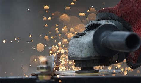 분쇄기로 금속 가공 건설 현장 위치에서 금속 절단 금속 가공의 스파크 Performing Arts Event에 대한 스톡 사진 및 기타 이미지 Performing