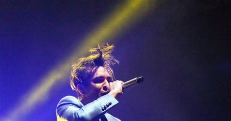 열창하는 브랜든 유리