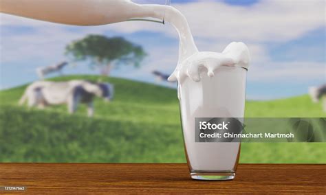 투명한 유리 병에 신선한 우유를 붓습니다 나무 바닥 테이블에 넘쳐 흐르는 우유를 붓습니다 배경은 우유 소가 걷는 넓은 필드입니다 3d 렌더링 0명에 대한 스톡 사진 및 기타