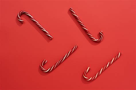 크리스마스 사탕 지팡이와 크리스마스 배경입니다 상단보기 평평한 누워 빨간색 배경에 크리스마스 사탕 지팡이입니다 텍스트의 공간을