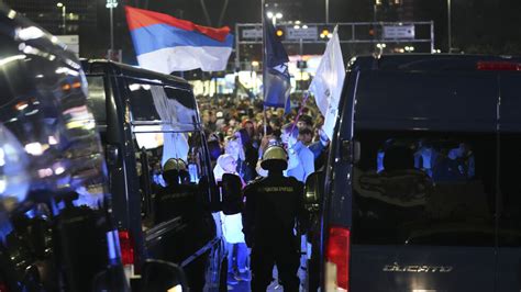 Протестиращи блокираха сградата на Радио Телевизия Сърбия Информационна агенция ПИК