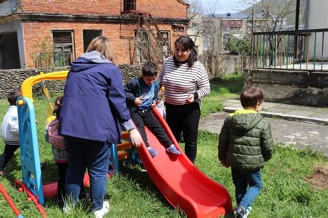 აღსაზრდელის მშობელმა საბავშვო ბაღს ეზოს ატრაქციონები უყიდა Skolamdelebi Ge