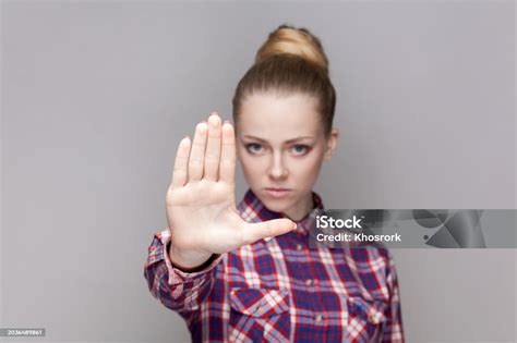 금지 제스처를 보여주는 롤빵 헤어 스타일을 가진 진지한 보스 여자 중지 손바닥 표시를 보여줍니다 20 24세에 대한 스톡 사진 및 기타 이미지 Istock