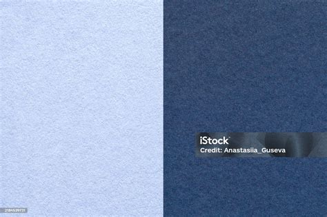 공예 밝은 하늘과 네이비 블루 종이 배경의 질감 절반 두 가지 색상 매크로 빈티지 데님 판지의 구조 0명에 대한 스톡 사진 및 기타 이미지 Istock