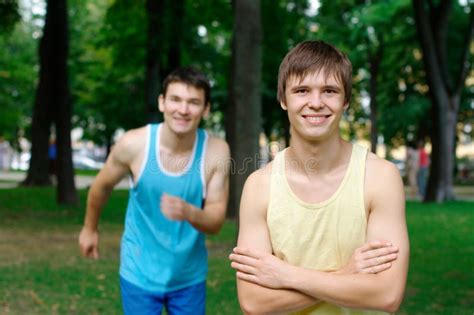 Hombre Joven Dos Que Activa Foto De Archivo Imagen De Fresco Trotar 41330576