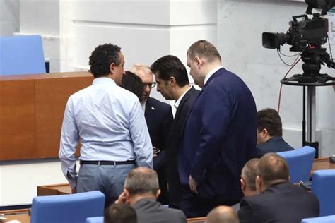 ДПС се преброяват тези на Доган атакуваха централата в ремонт Обзор