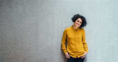 도서관이나 사무실의 방에 서 있는 젊은 학생이나 사업가의 초상화 공간을 복사합니다 사진 Unsplash의 머리 이미지