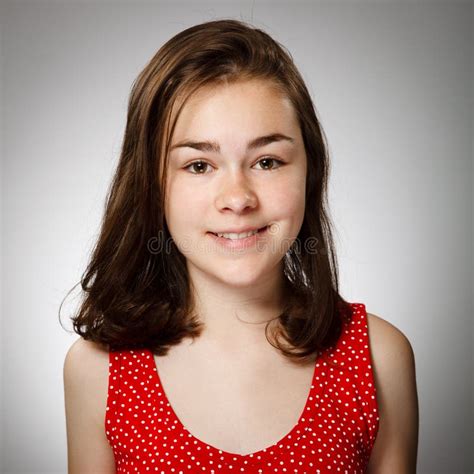 La Chica Joven Llevando A Cabo Diversos Paquetes De Tiendas Y De Segunda Mano Guarda Cerca De La