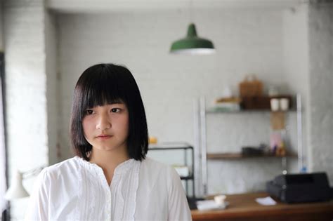 아시아 젊은 여자 생각 하 고 커피숍 카페에서 초상화를 보고 18 19세에 대한 스톡 사진 및 기타 이미지 18 19세 귀여운 나무 Istock