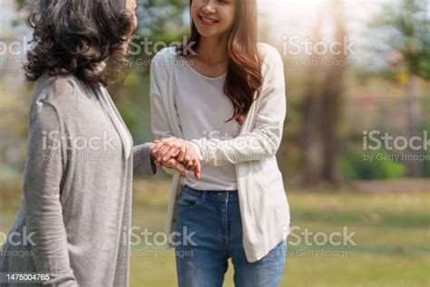 성인 딸이 사랑으로 늙은 어머니의 손을 잡고 함께 걷는 모습을 클로즈업하고 6에 대한 스톡 사진 및 기타 이미지 6 가족