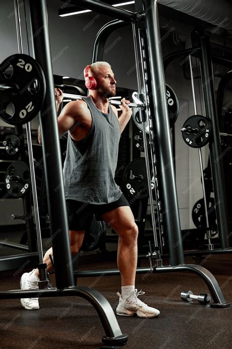 Closeup Portrait Dun Homme Musclé Entraînement Avec Haltères Au Gymnase Homme Athlétique