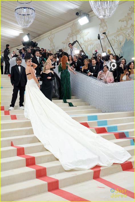 Full Sized Photo Of Florence Pugh Debuts Shaved Head At Met Gala 05