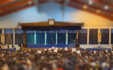 تصاویر عادل فردوسی‌پور دوباره در جمع دانشجویان شریف عادل این بار