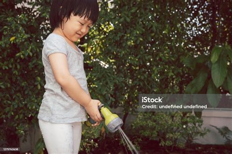 뒤뜰에서 정원 호스와 함께 물을 연주 3 살 아시아 아이의 재미있는 순간 2 3 살에 대한 스톡 사진 및 기타 이미지 2 3