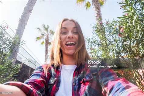 큰 미소 촬영 Selfie 그녀의 스마트 폰으로 모바일 미친 좋은 젊은 여자 선에 그들의 친구에 게 소셜 네트워크에 공유 하는 준비 여름 스타일 즐기는 라이프 스타일 30