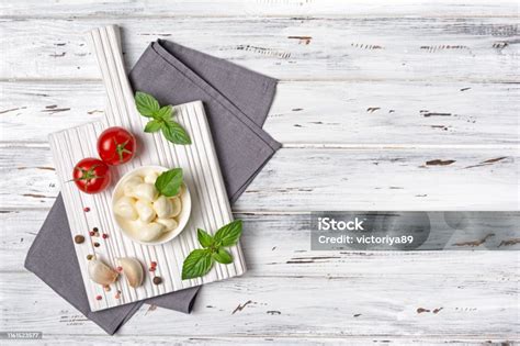 바질 잎을 곁들인 작은 공 모짜렐라 치즈와 체리 토마토의 탑 뷰 건강한 식생활에 대한 스톡 사진 및 기타 이미지 건강한 식생활 구 냅킨 Istock