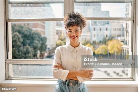 얼굴 행복하고 학생 또는 여성 학습 동기 목표 및 비전을 가진 대학 대학 또는 아카데미를 위한 창가에서 연구 교육 장학금 또는 우리에 대한 초상화에 자랑스러운 흑인 여성