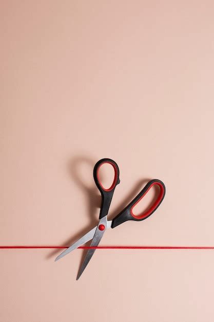 Vista De Hilo Rojo Con Tijeras Foto Gratis