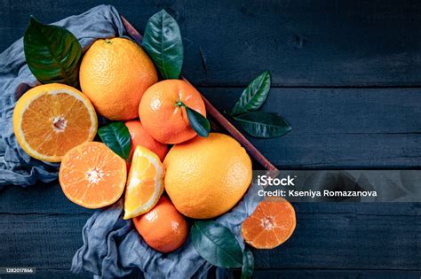 다양한 감귤류 과일 검은 나무 배경에 나무 상자에 오렌지와 귤 상단 보기 감귤에 대한 스톡 사진 및 기타 이미지 감귤