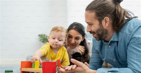 백인 행복 하 고 사랑하는 부모는 거실에서 아기 유아와 놀고 있습니다 매력적인 부부 어머니와 아버지는 집에서 어린 어린 유아 아들 아이와 함께 시간을 보냅니다 가정에서의