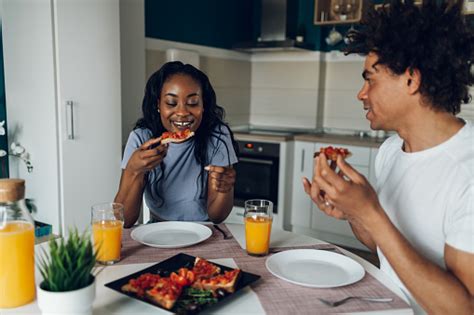 집에서 부엌에서 아침 식사를하는 아프리카 계 미국인 커플 20 24세에 대한 스톡 사진 및 기타 이미지 20 24세 2명 30 34세 Istock
