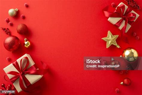 새해의 기쁨을 보내십시오 아름답게 포장된 선물 상자 축제 나무 장식품 값싼 물건 반짝이는 별 빨간색 배경에 겨우살이의 머리 위 사진 진심 어린 메시지에 이상적입니다 12월에