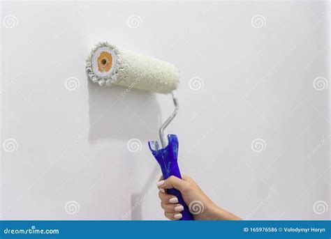 Pintando Una Pared Blanca Con Un Rodillo De Pintura Con Pintura Blanca