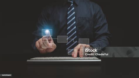 홀로그램 순서도를 가진 사람 체계적으로 질적으로 순서도 비즈니스 워크플로를 설계하는 사업가 프로그램의 워크플로를 시각화하기 위한