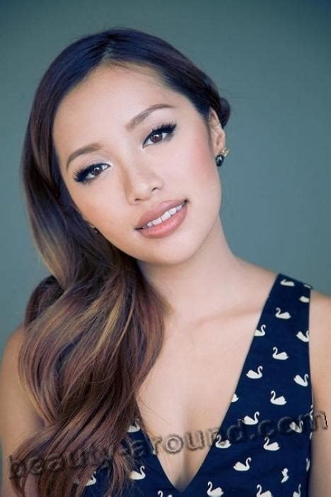 Top 20 Beautiful Vietnamese Women Photo Gallery