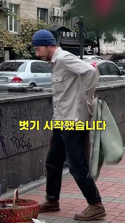 도로 위에서 과일을 파는 할머니를 본 남성의 행동 Youtube