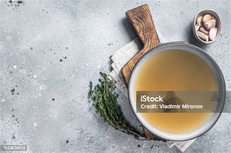 뼈 고기 닭 국물 접시에 회색 배경 맨 위 보기입니다 복사 공간 육수에 대한 스톡 사진 및 기타 이미지 육수 투명한