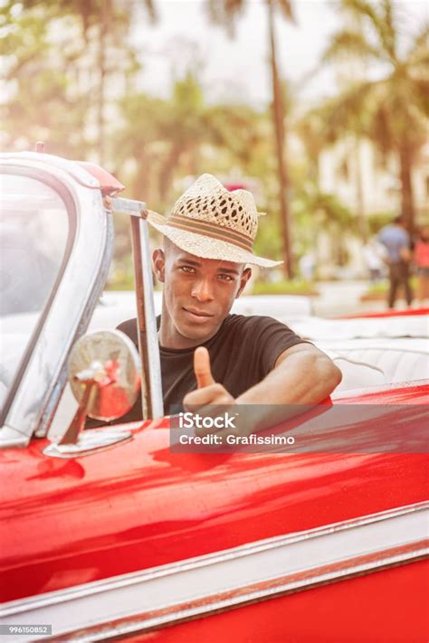 쿠바 올드 하바나에 빈티지 자동차를 운전 하는 확인 표시를 주는 쿠바 택시 드라이버 라틴 아메리카에 대한 스톡 사진 및 기타 이미지 라틴 아메리카 운전하기 컨버터블