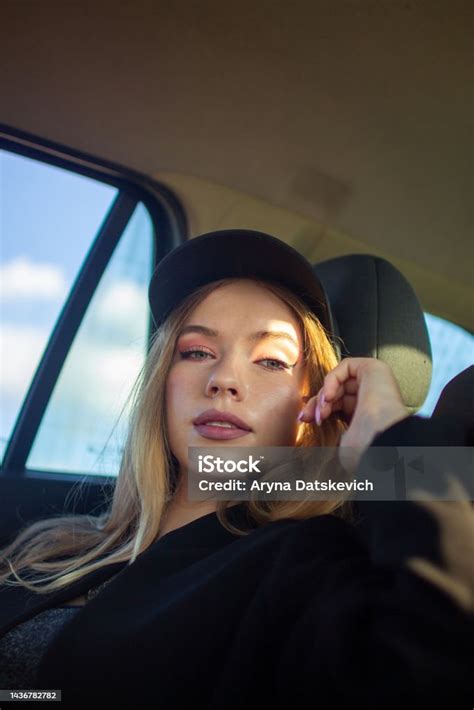 검은 모자를 쓰고 차 안에 앉아 있는 사려 깊은 소녀의 영화 사진 18 19세에 대한 스톡 사진 및 기타 이미지 18 19세 갈색 머리 거울 Istock