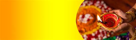 디왈리를 계기로 오일 램프 조명이나 꽃을 배경으로 디야를 들고 전통 사리 드레스를 입은 아름다운 젊은 인도 여성의 손을 잡고 20 24세에 대한 스톡 사진 및 기타 이미지