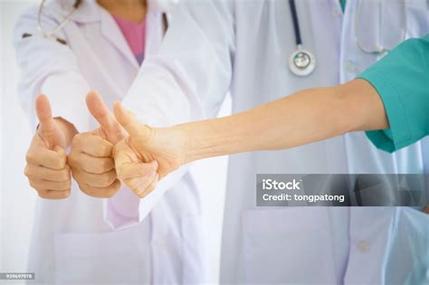 팀웍의 개념 의사 엄지손가락 최대 병원에서 함께 가까이 의료진의 손에 손에 공동 성공적인 의사와 간호사의 스택 그룹 간호사에 대한 스톡 사진 및 기타 이미지 Istock