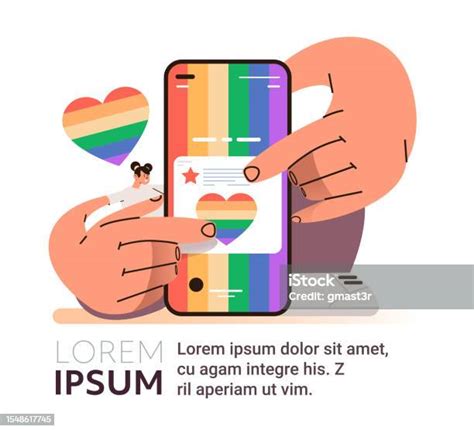 화면에 Lgbt 무지개 깃발이 있는 스마트폰을 사용하는 여성 게이 레즈비언 사랑 퍼레이드 프라이드 페스티벌 트랜스젠더 사랑 개념