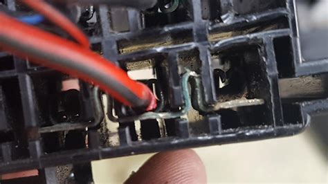 How to remove fuse box terminal