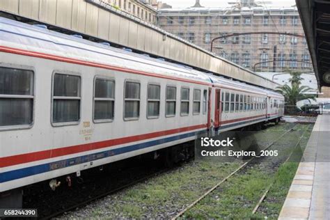 방문객을 위한 하이다르파사 역에 주차된 향수를 불러일으키는 열차 터키 이스탄불 2017년 3월 기관차에 대한 스톡 사진 및 기타 이미지 Istock