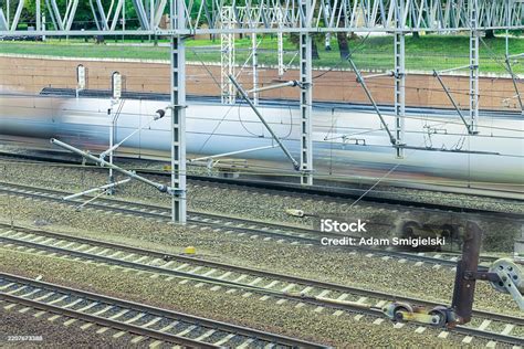 맑은 하늘을 배경으로 낮 동안 도시 지역의 철도 선로를 통과하는 다채로운 기차 0명에 대한 스톡 사진 및 기타 이미지 0명