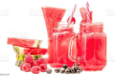 수 박 스무디 메이슨 항아리에 수 박 산딸기 블루베리 아이스 큐브 흰색 배경에 고립의 조각으로 장식 되어 있습니다 과일 스무디를